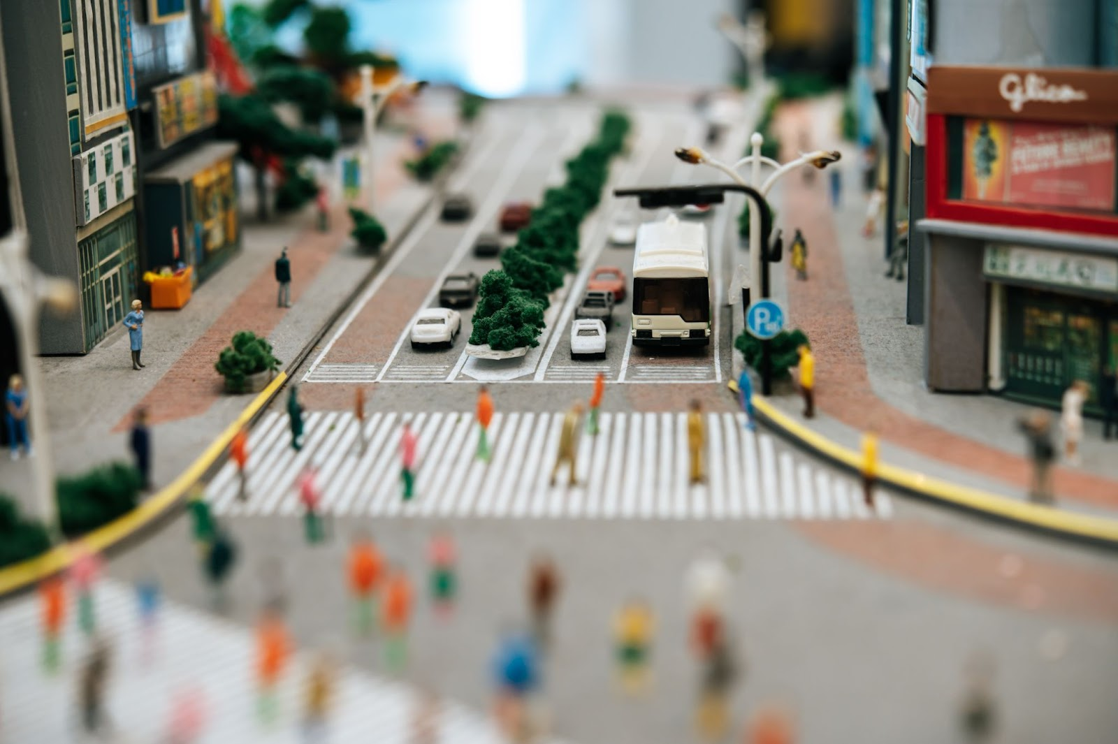 Population Growth and Traffic Control: The Role of Real-Time Data